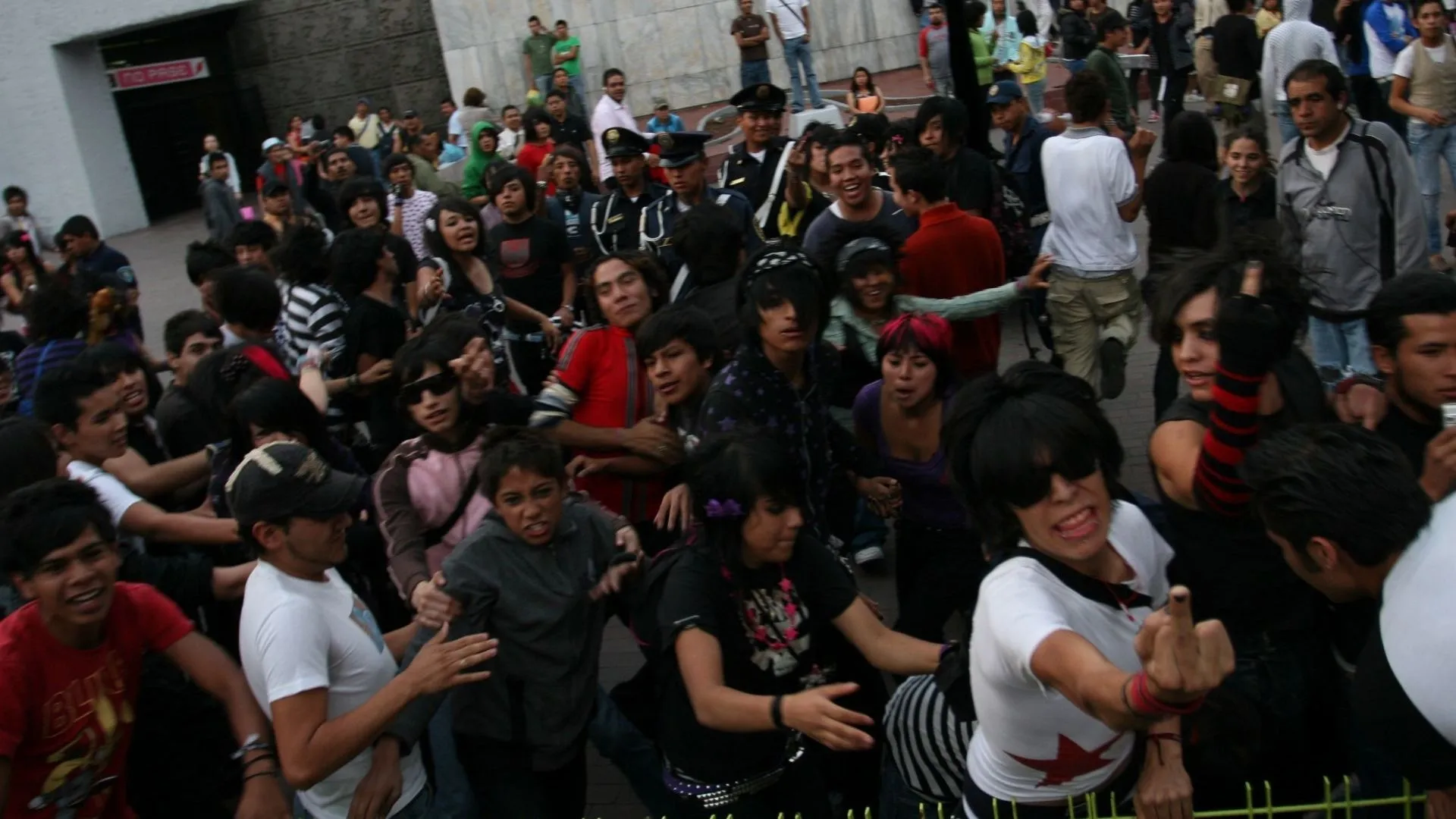 Marchan emos en CDMX a 17 años del enfrentamiento en Insurgentes - anews