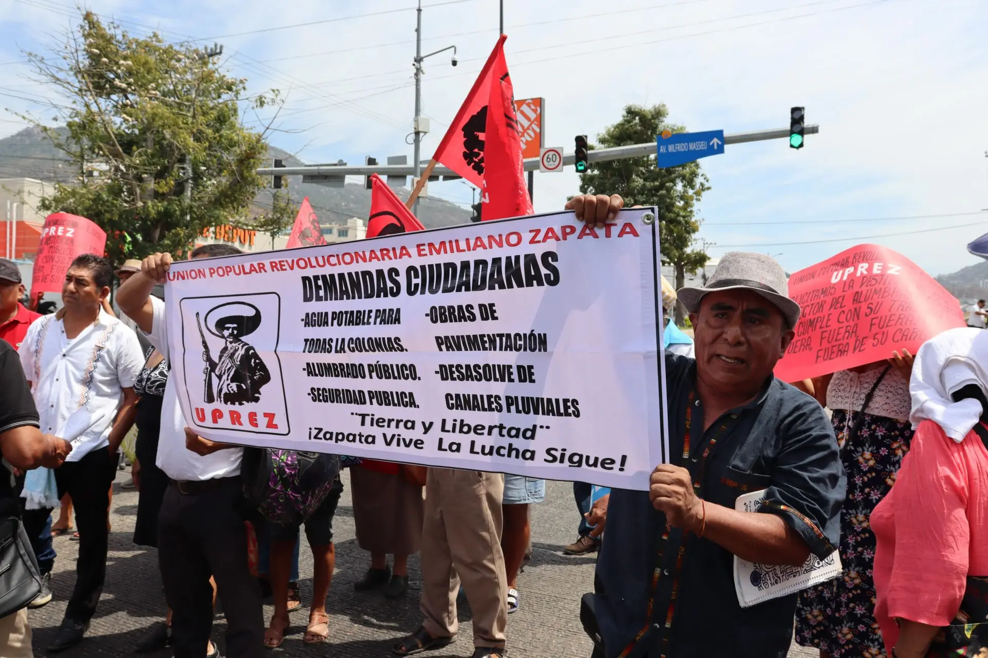 Bloquean la avenida Cuauhtémoc de Acapulco; colonos exigen servicios ...