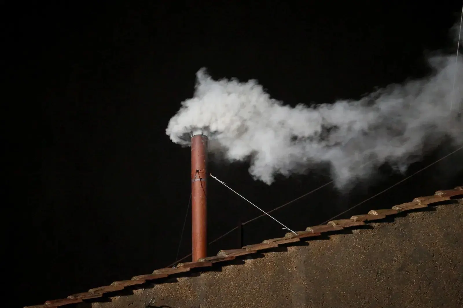 ¿Qué significa el humo blanco y negro durante el Cónclave?
