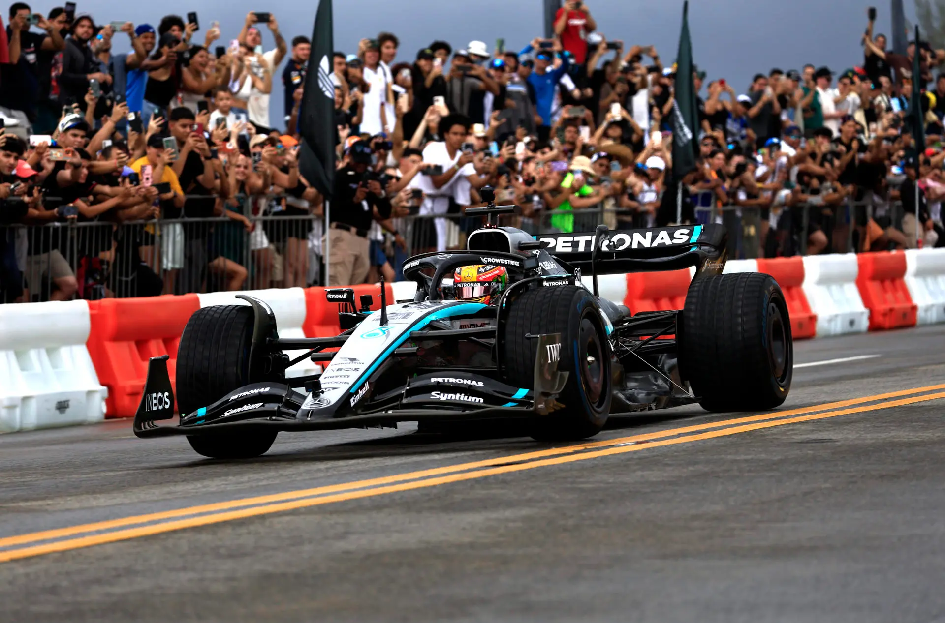 Llega F1 por primera vez a Puerto Rico; Bad Bunny y Mercedes exhiben ...