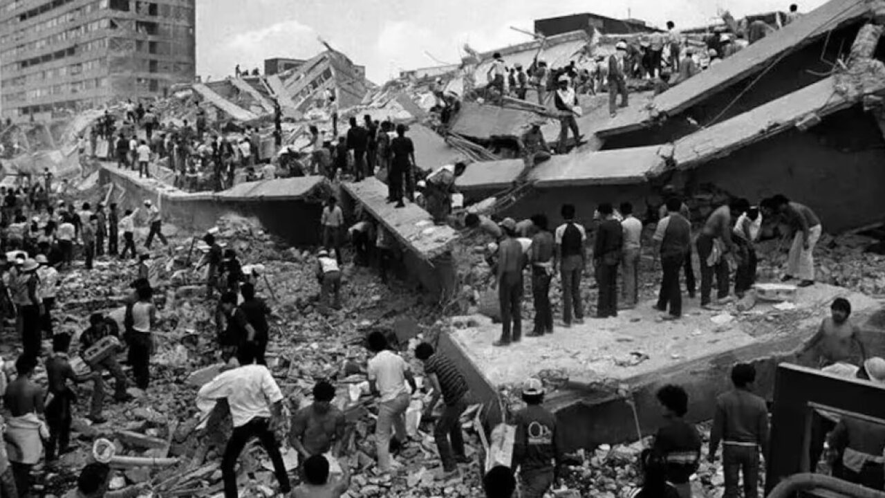 Entre el dolor y la memoria: así conmemoran el sismo de 1985 en México - anews